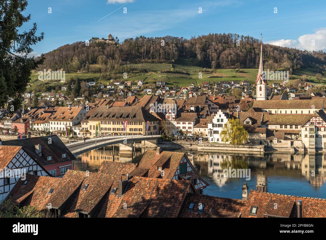 Vista del centro storico di Stein am Rhein con il castello di ... Vista del centro storico di Stein am Rhein con il castello di ...
