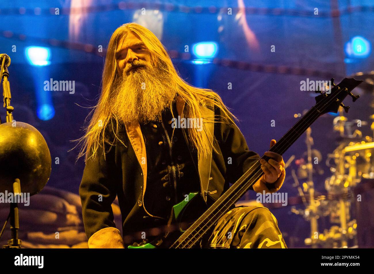 Pär Sundström von Sabaton live bei einem Konzert der 'The Tour to End ...