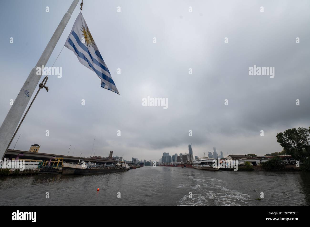 Bandiera wateruruguayana sulla nave espressa colonia che lascia il ...