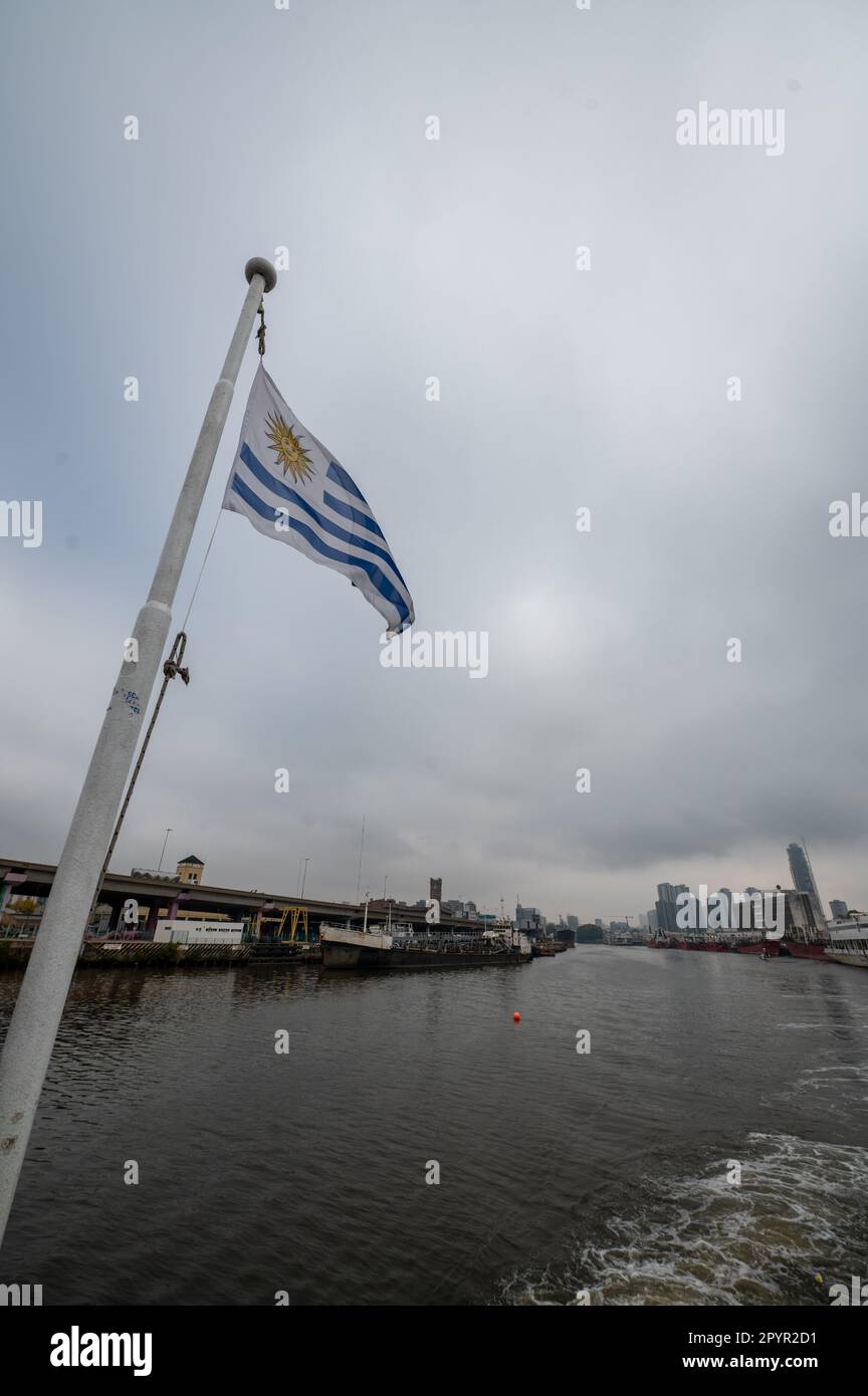 Bandiera wateruruguayana sulla nave espressa colonia che lascia il ...