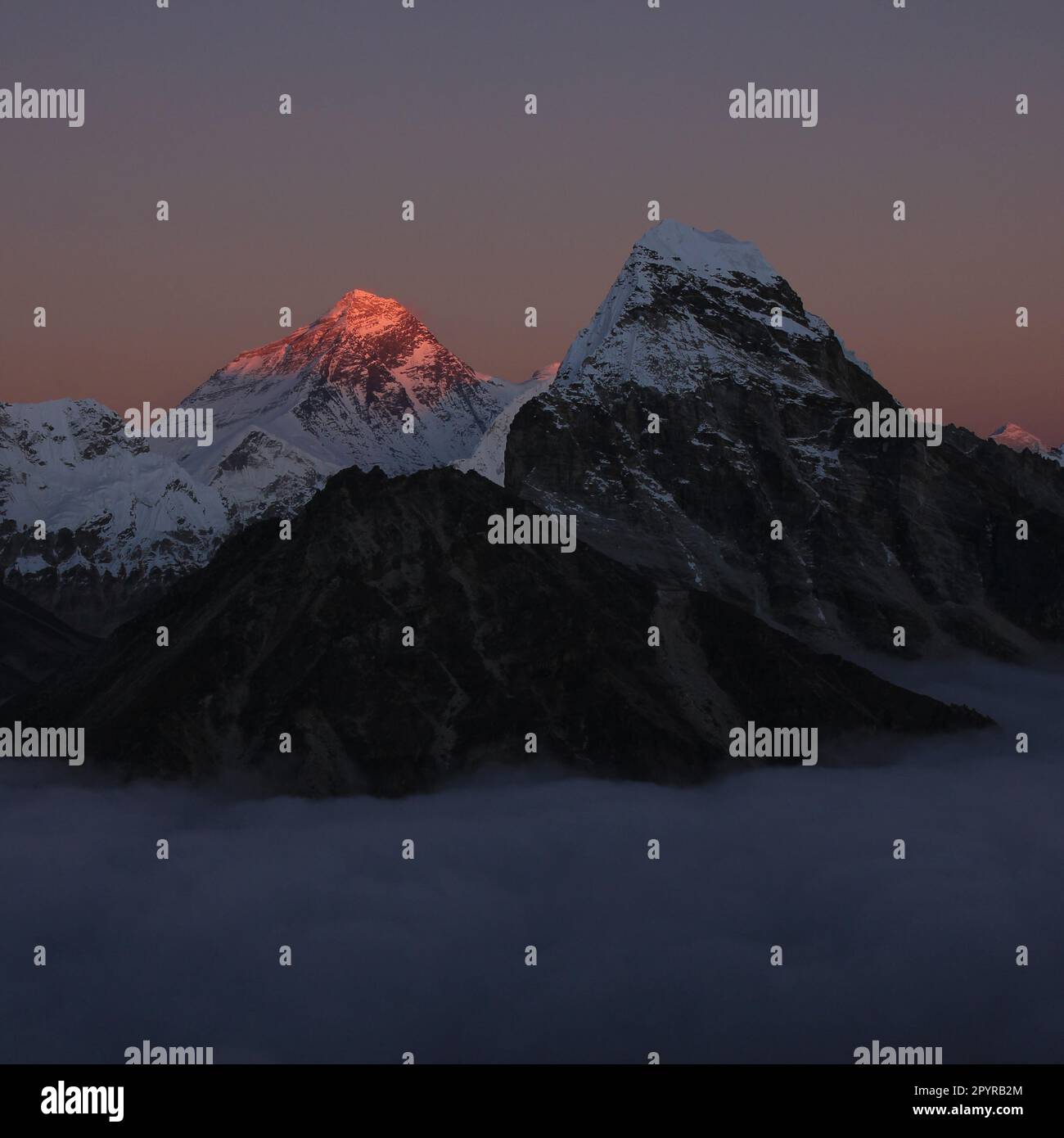 Monte everest al tramonto immagini e fotografie stock ad alta ...