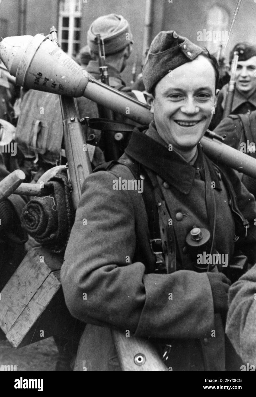 Soldato tedesco prima della partenza della sua unità al fronte. Egli è ...