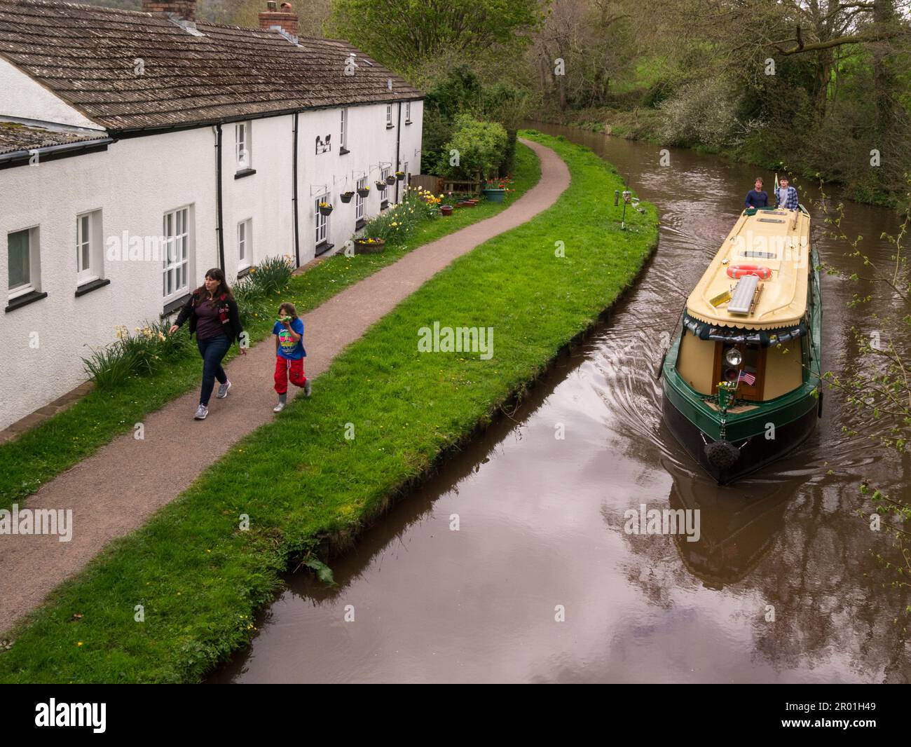 Timoniere e figlio che governano narrowboat immagini e fotografie stock ...