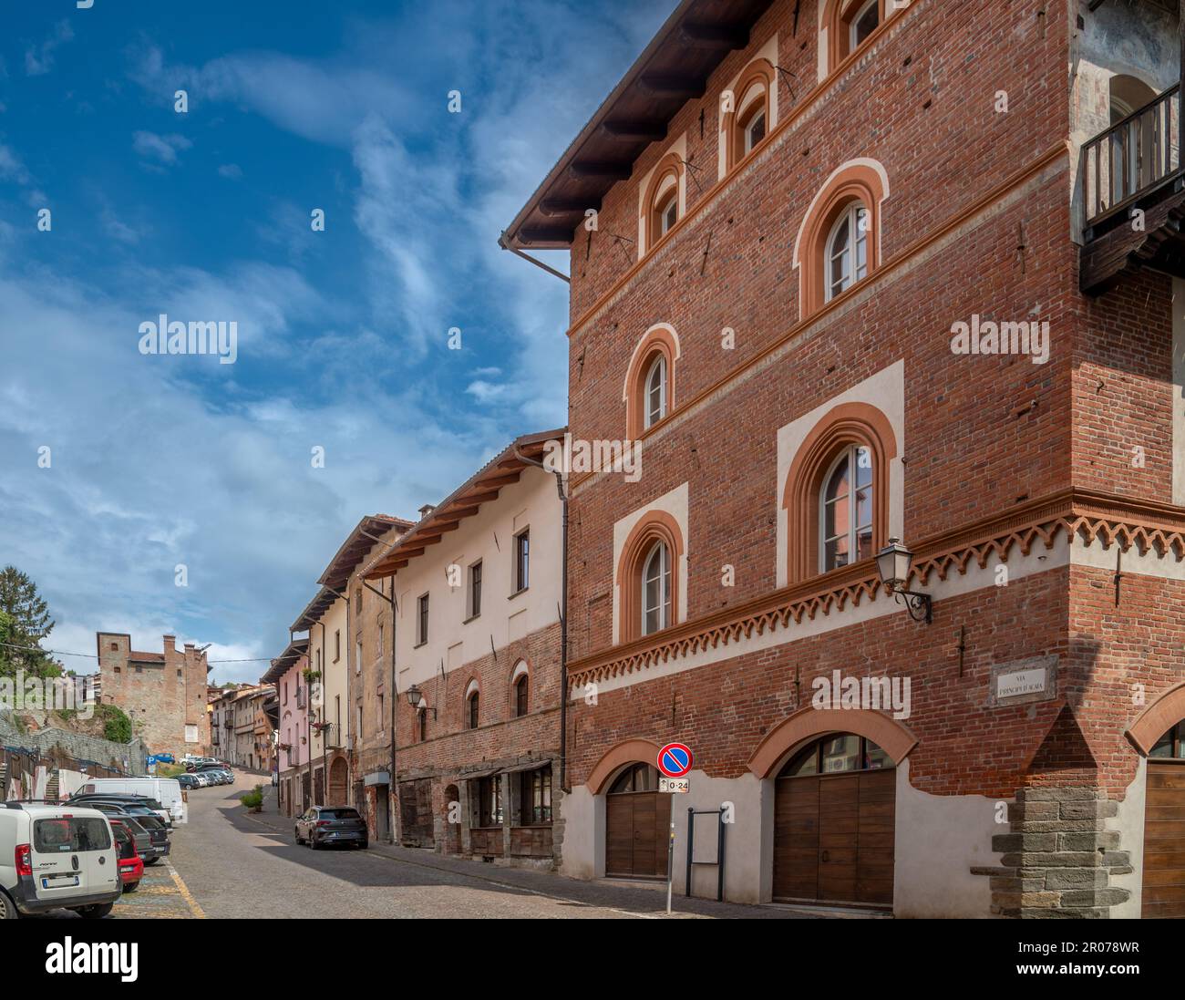 Pinerolo, Torino, Piemonte, Italia - 29 aprile 2023: Via principi di ...