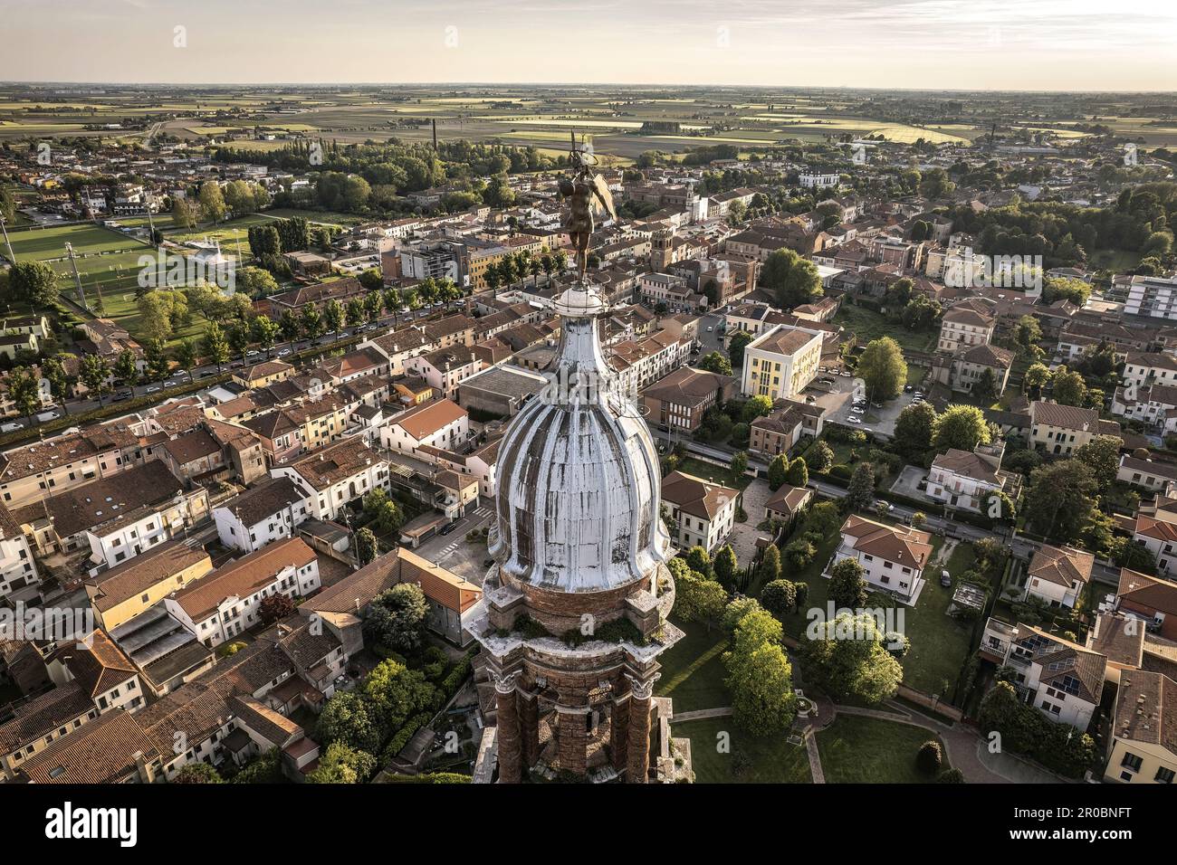 Splendida fotografia aerea che mostra il maestoso campanile di Santa ...