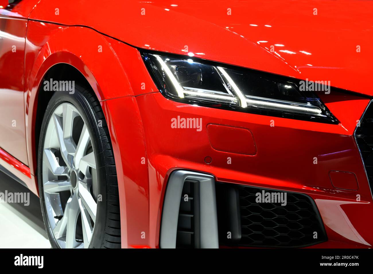 Fari auto immagini e fotografie stock ad alta risoluzione - Alamy