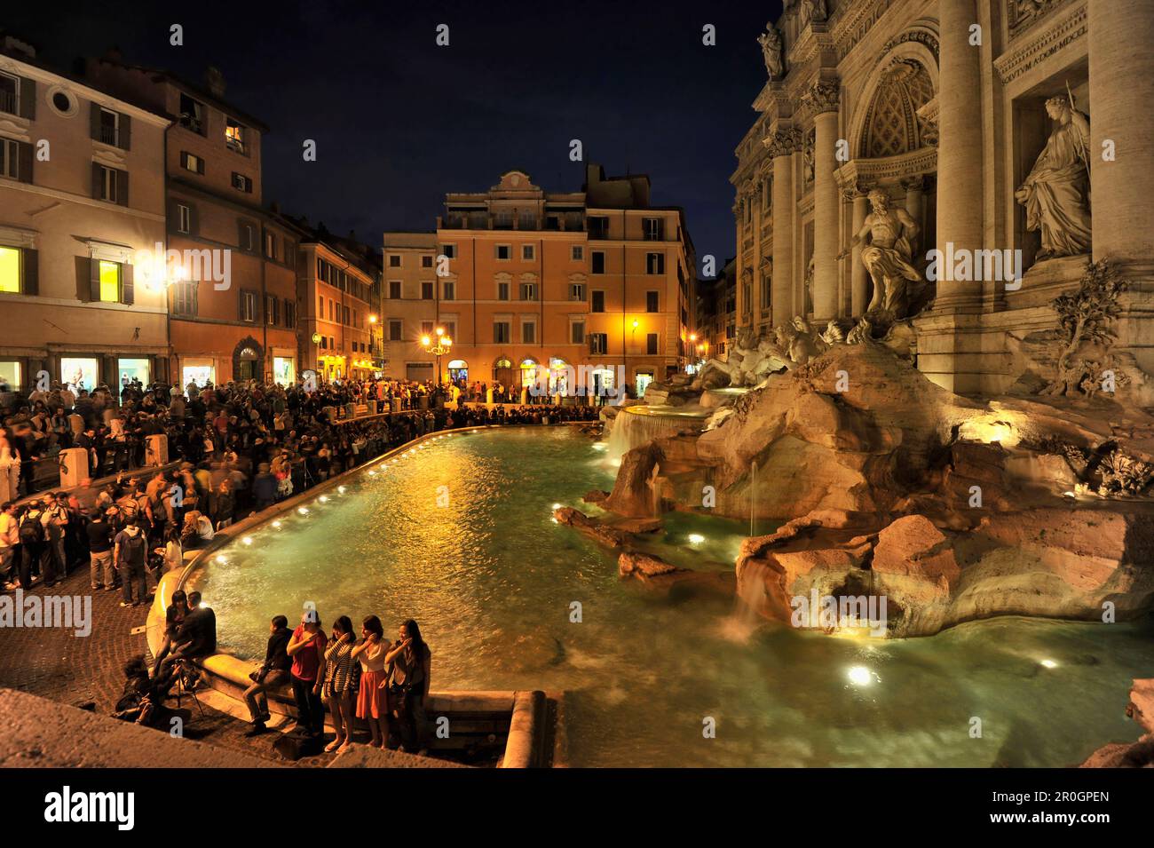 Statua della folla illuminata immagini e fotografie stock ad alta ...