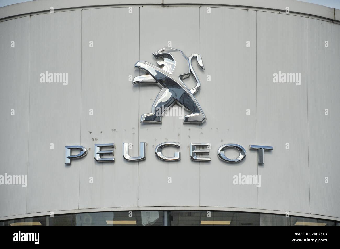 Peugeot logo immagini e fotografie stock ad alta risoluzione - Alamy