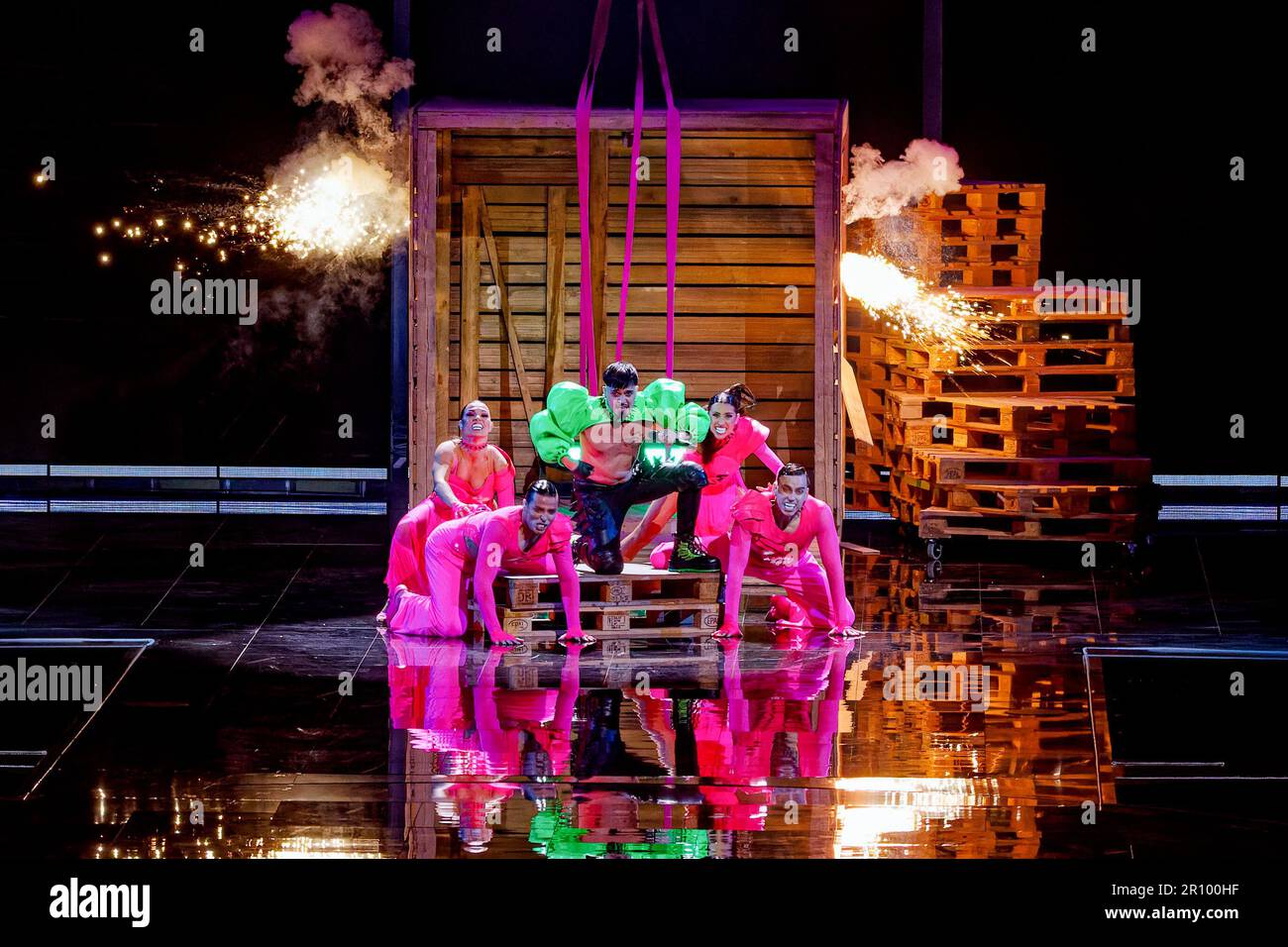 9 maggio 2023: La Kaarija finlandese che si esibisce al Concorso ...