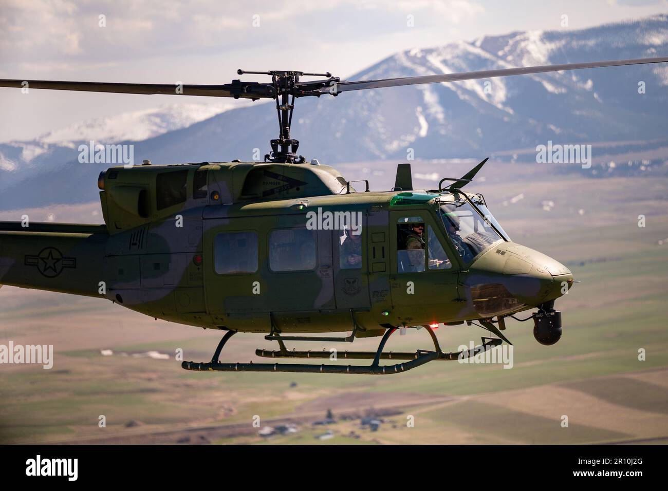 Un pilota di 40th Elicottero Squadron UH-N1 Huey si sguardi al suo ...