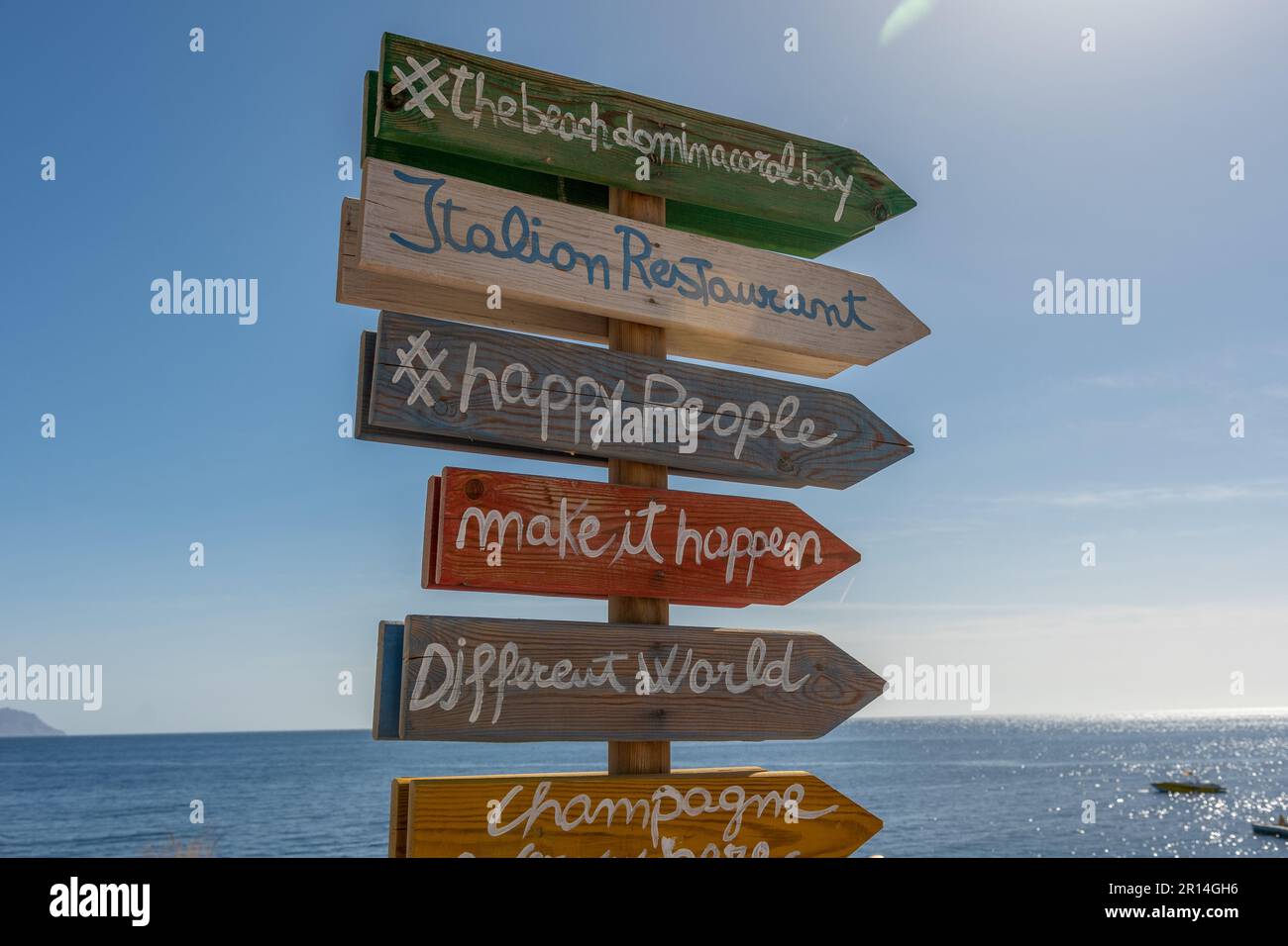 Cartello in legno sulla spiaggia immagini e fotografie stock ad alta ...