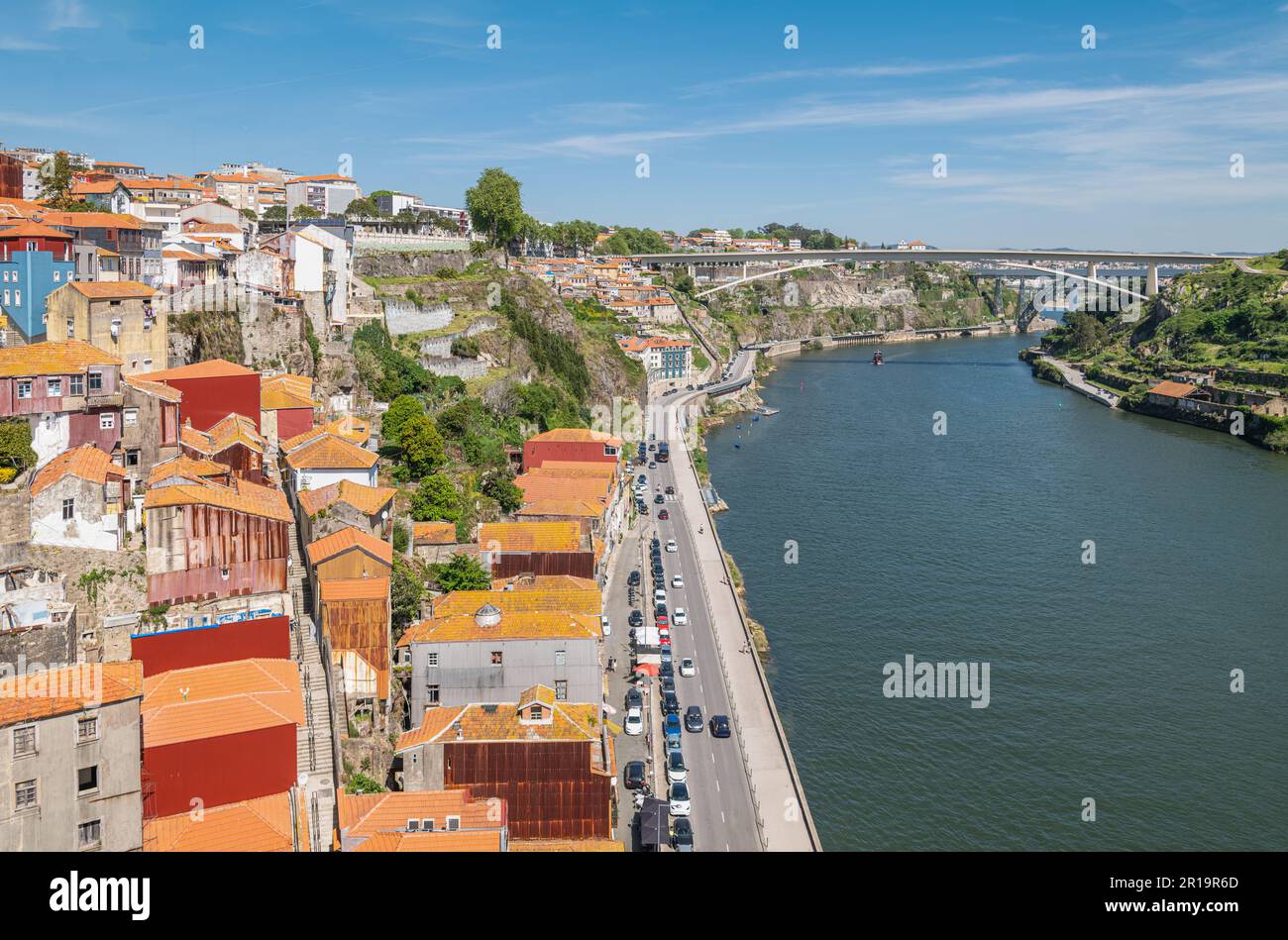 Porto, Portogallo - 18 aprile 2023: La città e il fiume Douro visto dal ...