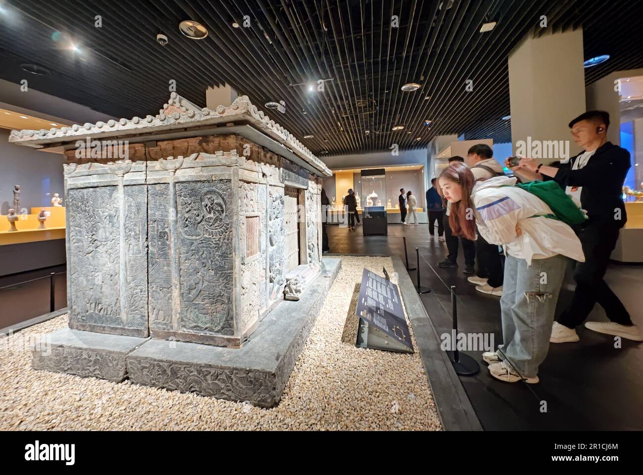 (230513) -- XI'AN, 13 maggio 2023 (Xinhua) -- i turisti visitano la ...