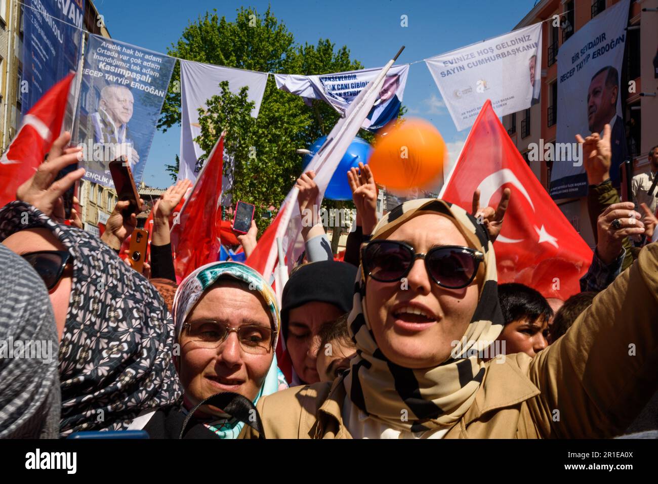 Istanbul, Turchia - 13 maggio 2023: Le donne di tutte le età cantano e ...
