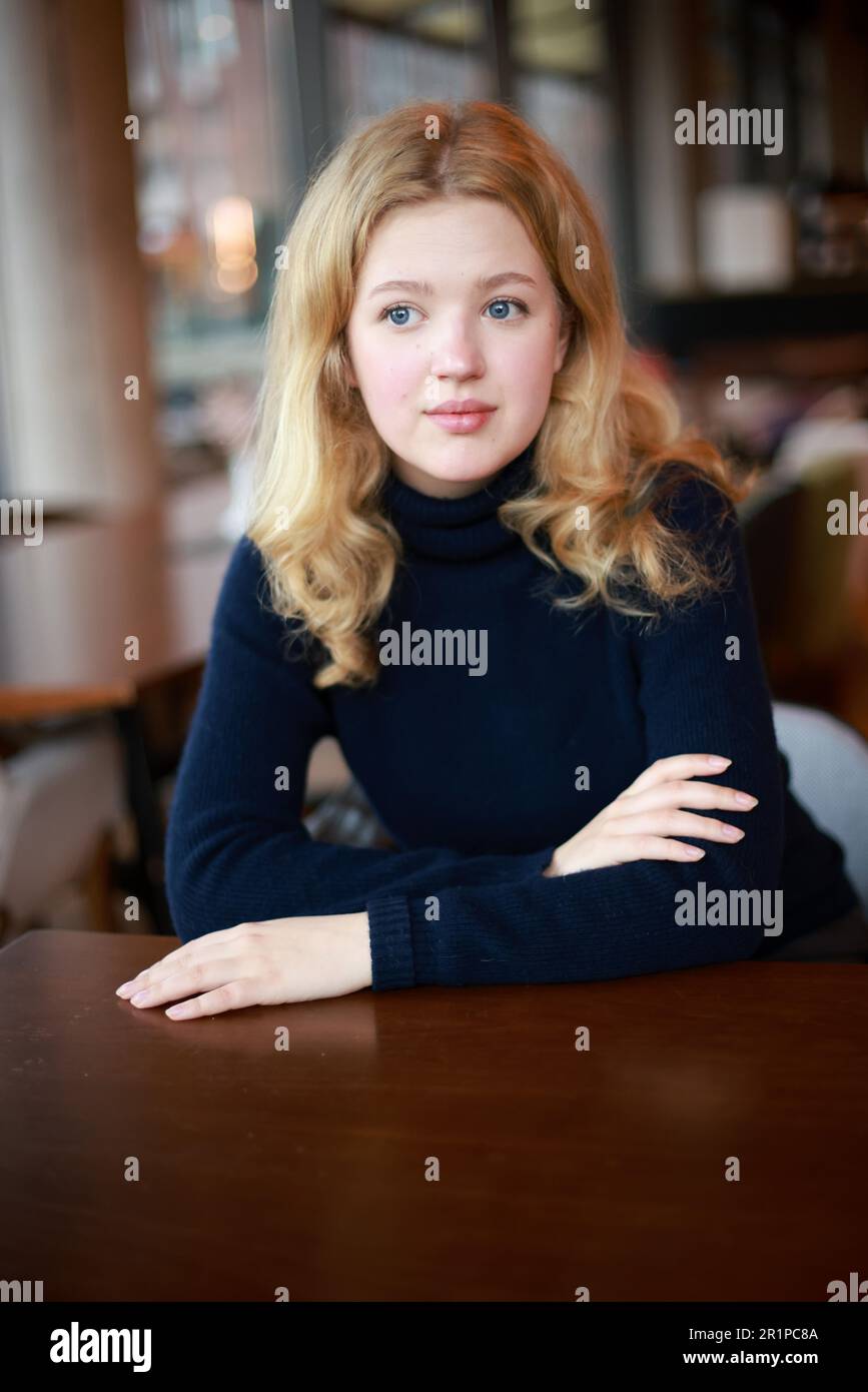 PRODUZIONE - 11 maggio 2023, Amburgo: L'attrice Pauline Pollmann in una ...