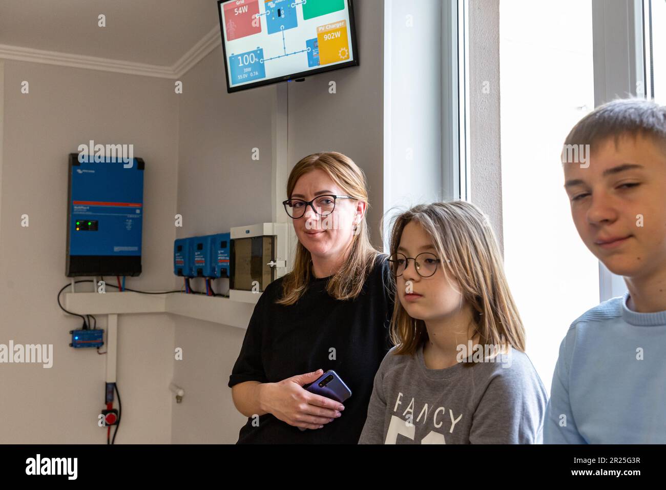 I pazienti attendono vicino al pannello di controllo del sistema solare in una clinica medica ...