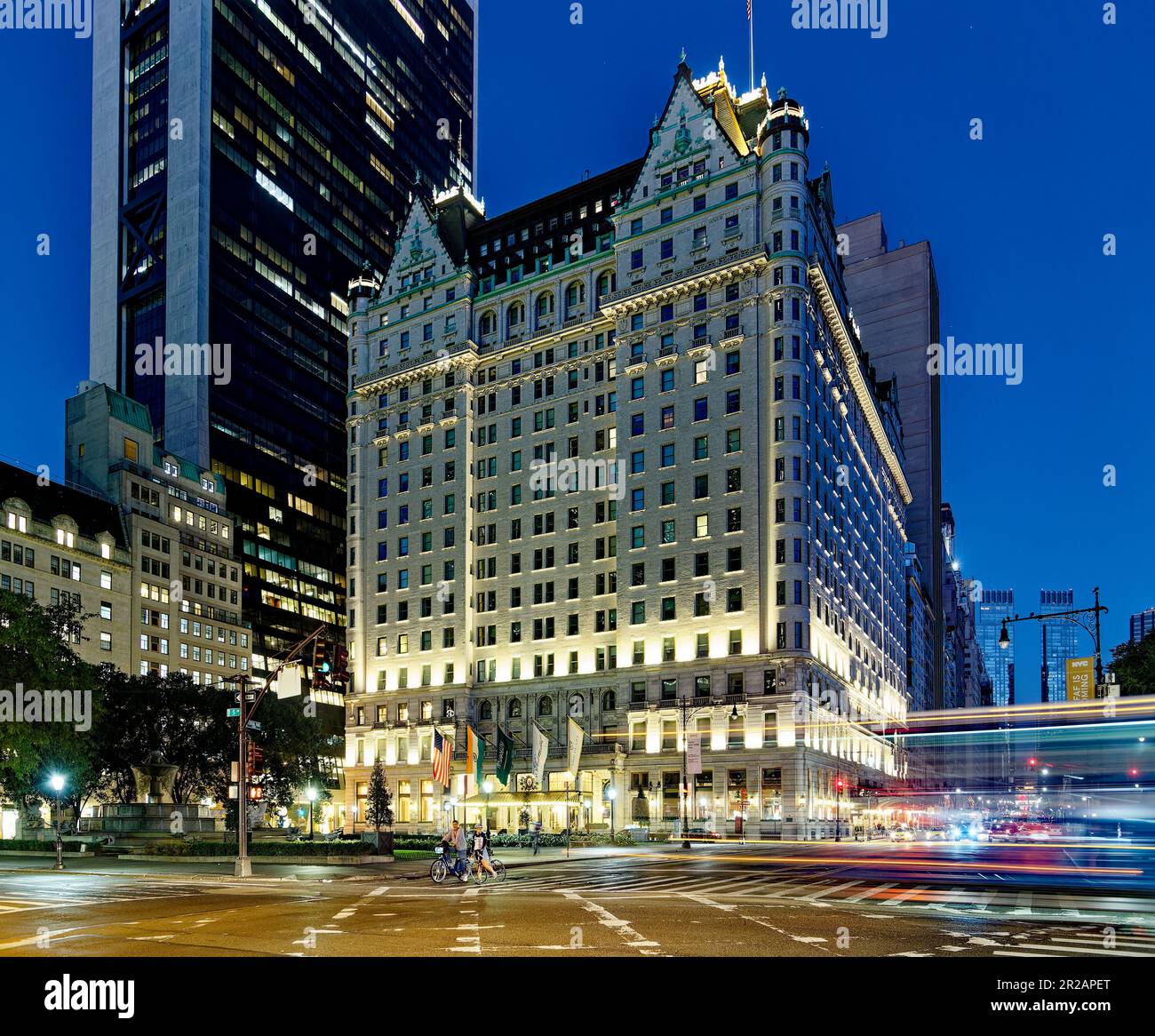 I sentieri e i riflettori illuminano la facciata dell'iconico Plaza ...