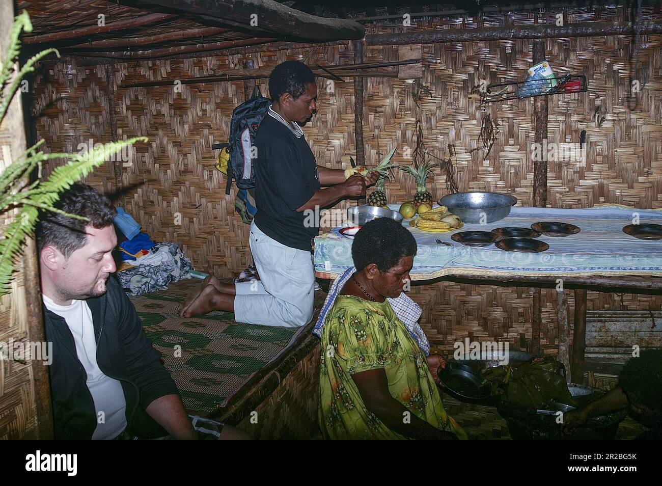 Las mujeres papues preparan un comida dentro de una choza immagini e ...