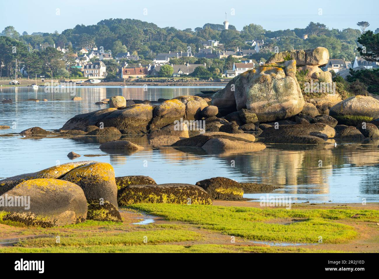 Le rocce della costa di granito rosa Côte de Granit Rose alla Baie de ...
