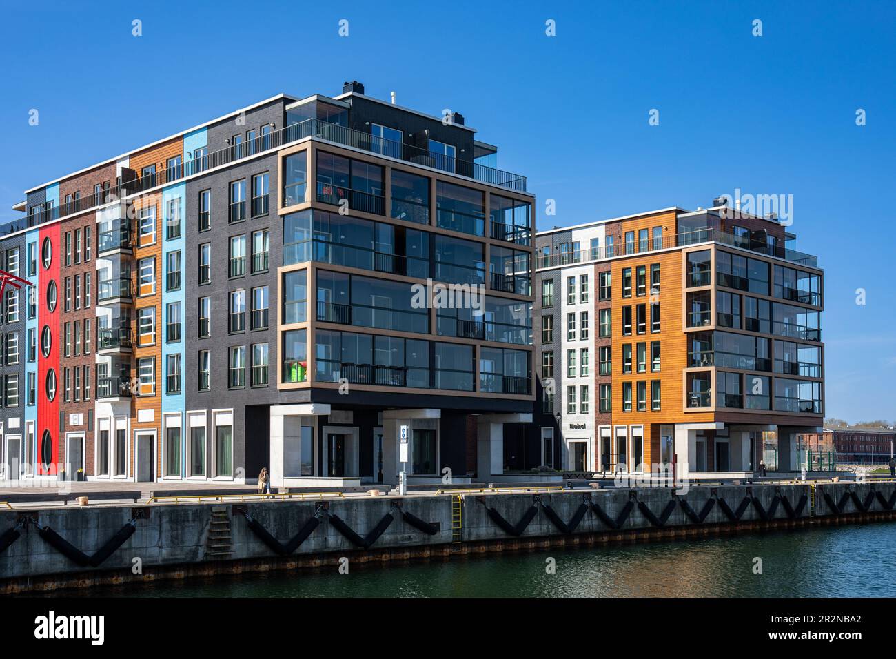 Architettura moderna. Edifici residenziali colorati di recente ...