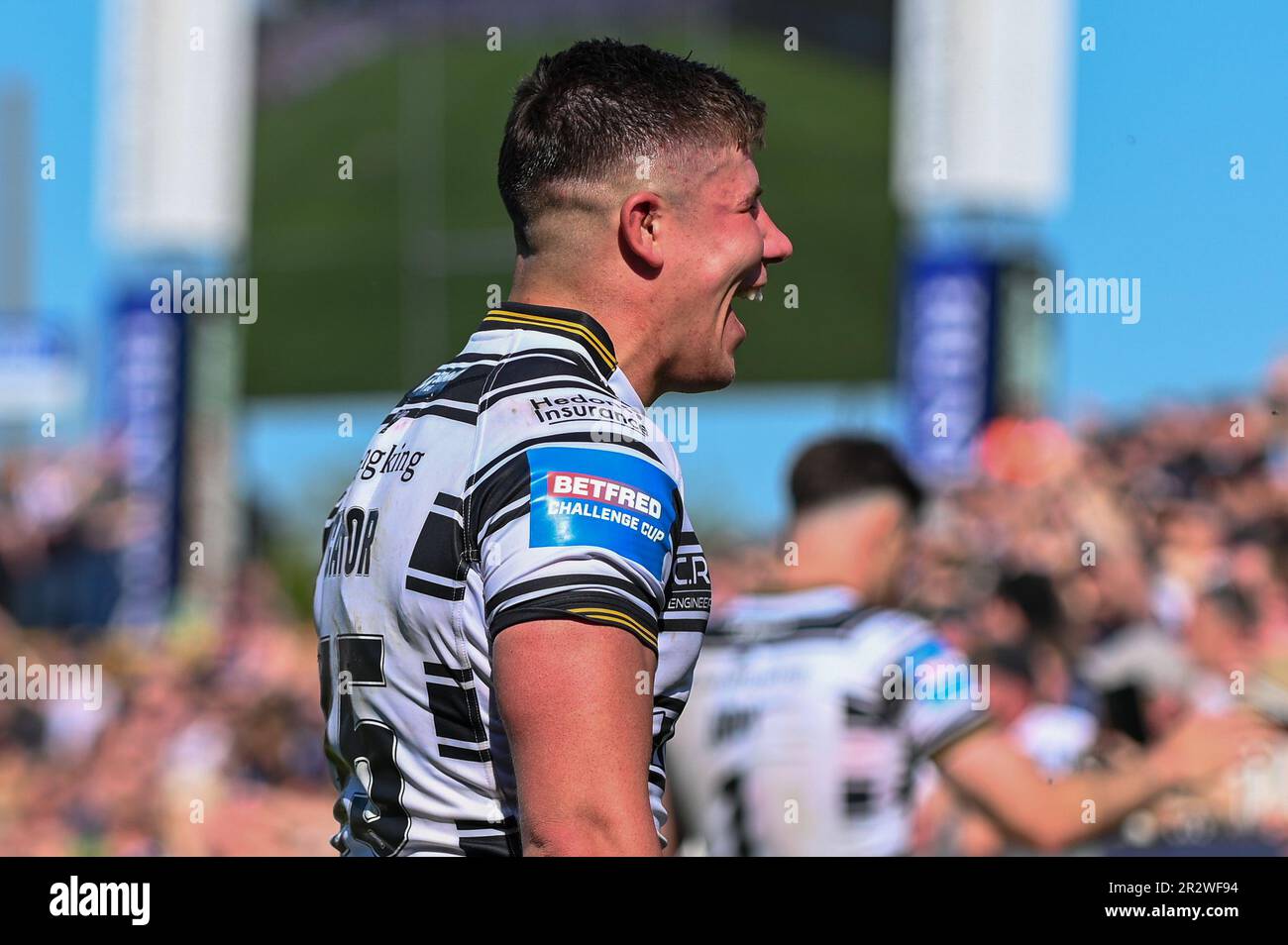 Joe Cator #15 di Hull FC fa sport a qualcuno nella folla durante la ...