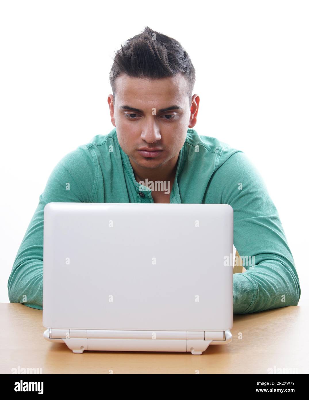 Uomo giovane al computer immagini e fotografie stock ad alta ...