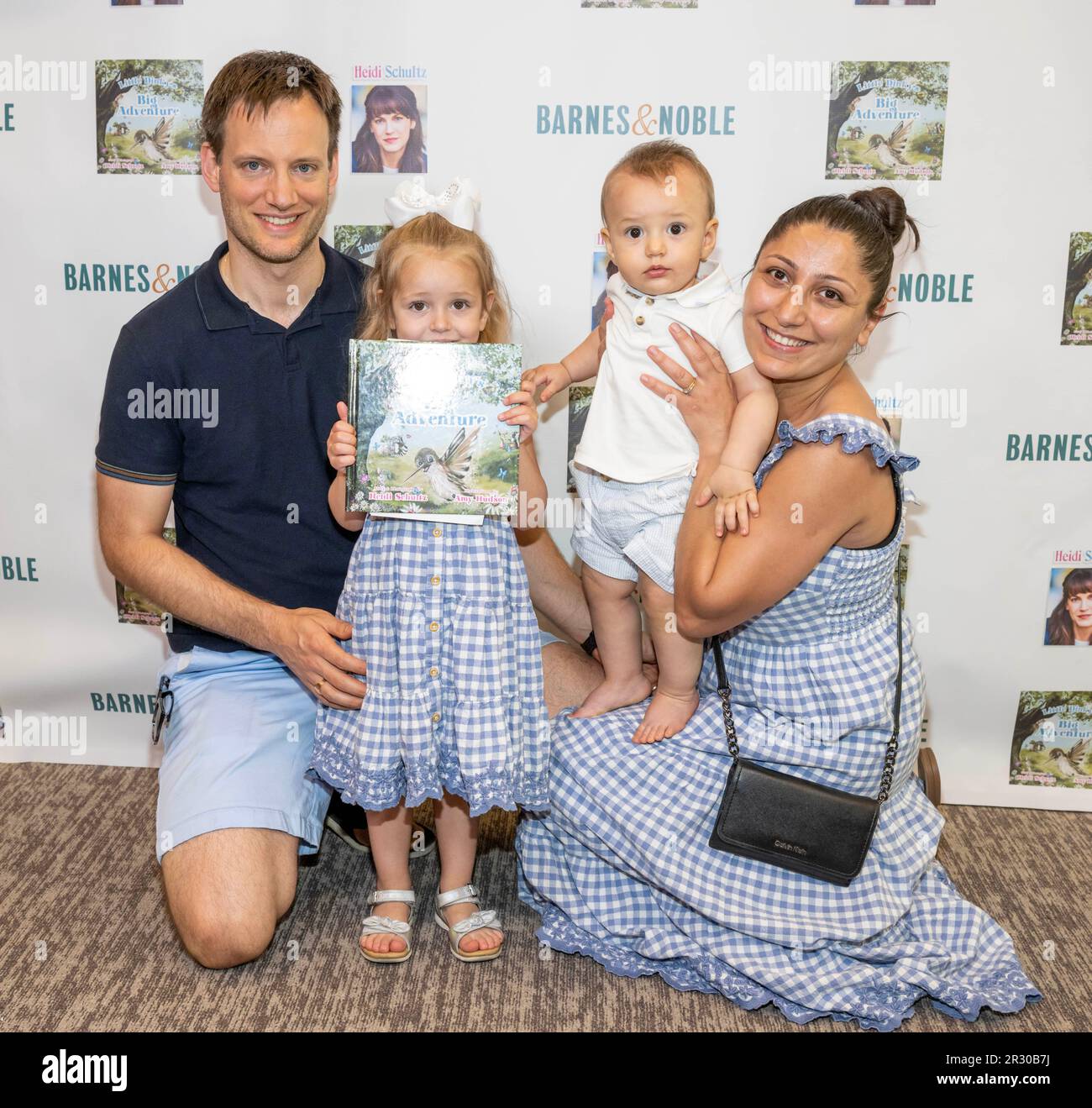 Heidi schultz legge e firma la grande avventura di little dinkys ...