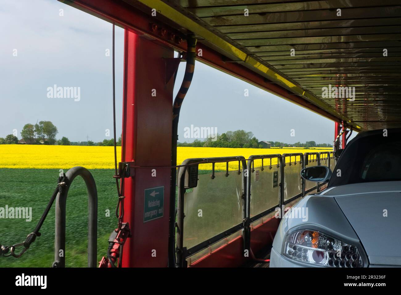 Auto train immagini e fotografie stock ad alta risoluzione - Alamy