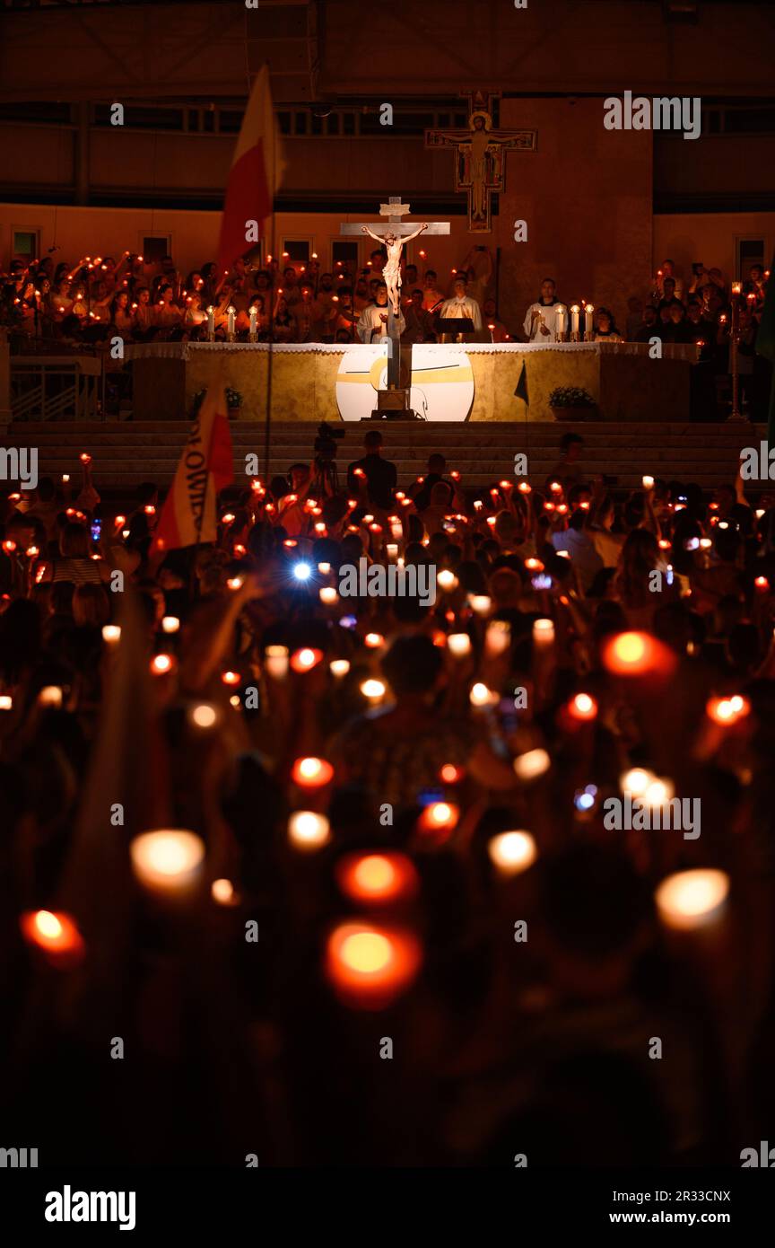 Venerazione della Santa Croce dopo la Santa Messa durante il Mladifest ...