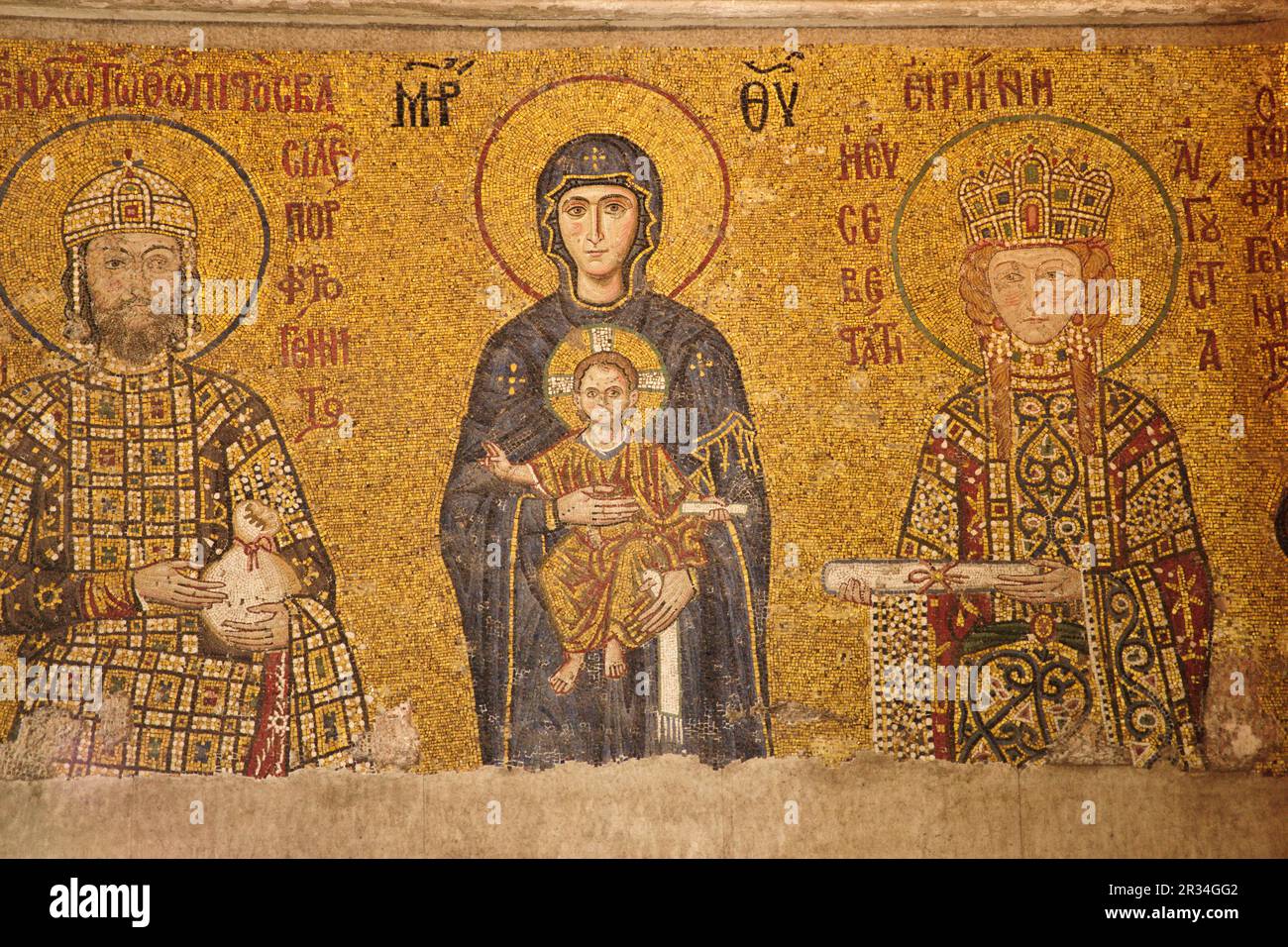 mosaico de la virgen Maria con el Niño en brazos, flanqueada por el ...