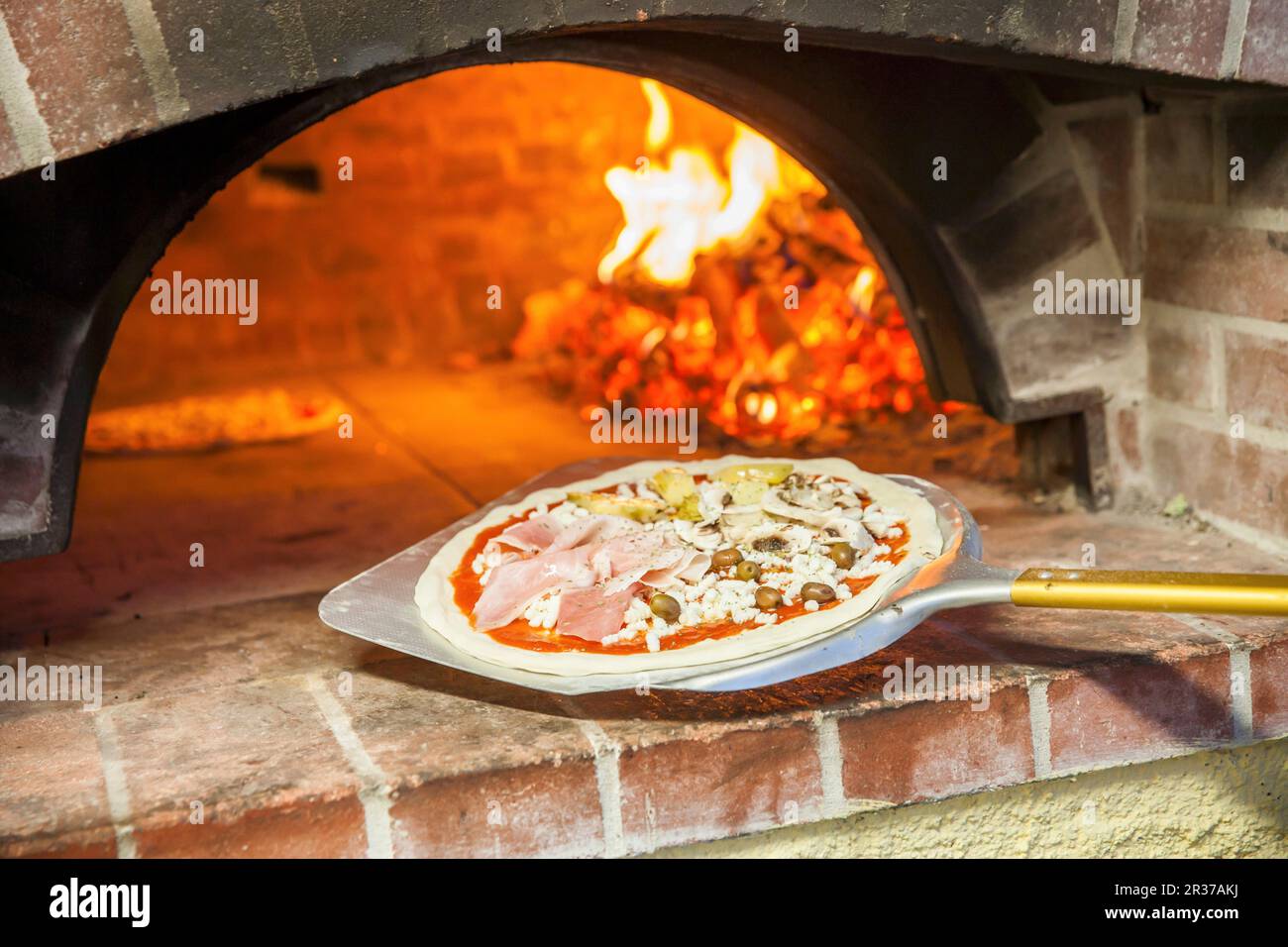 Pizza davanti a un forno a legna immagini e fotografie stock ad alta ...