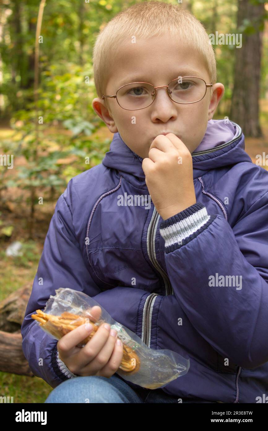 Lo scolaro mangia immagini e fotografie stock ad alta risoluzione - Alamy Lo scolaro mangia immagini e fotografie stock ad alta risoluzione - Alamy