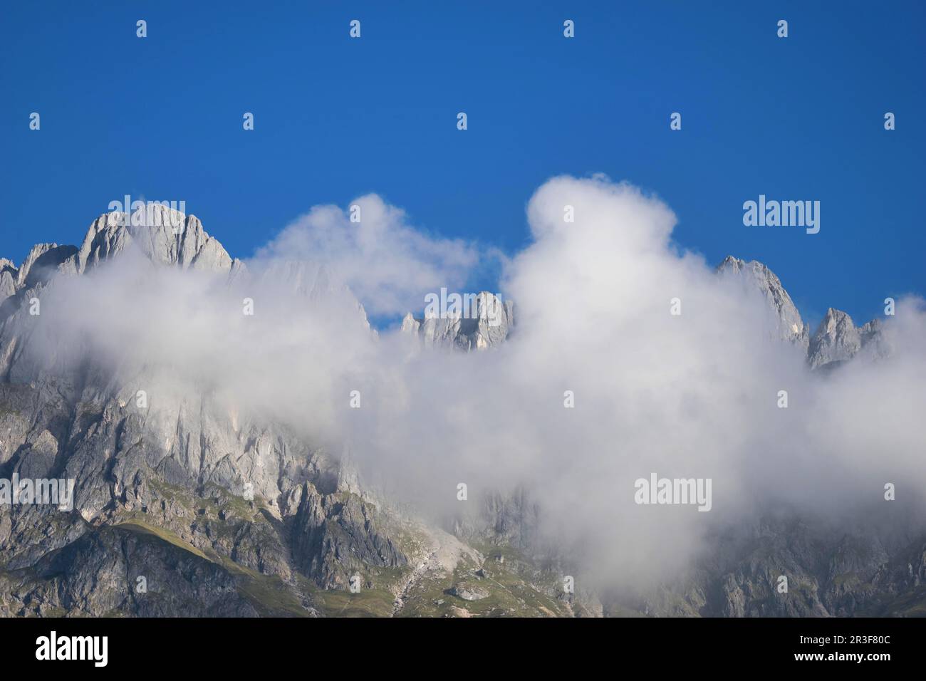 Cime delle montagne immagini e fotografie stock ad alta risoluzione - Alamy