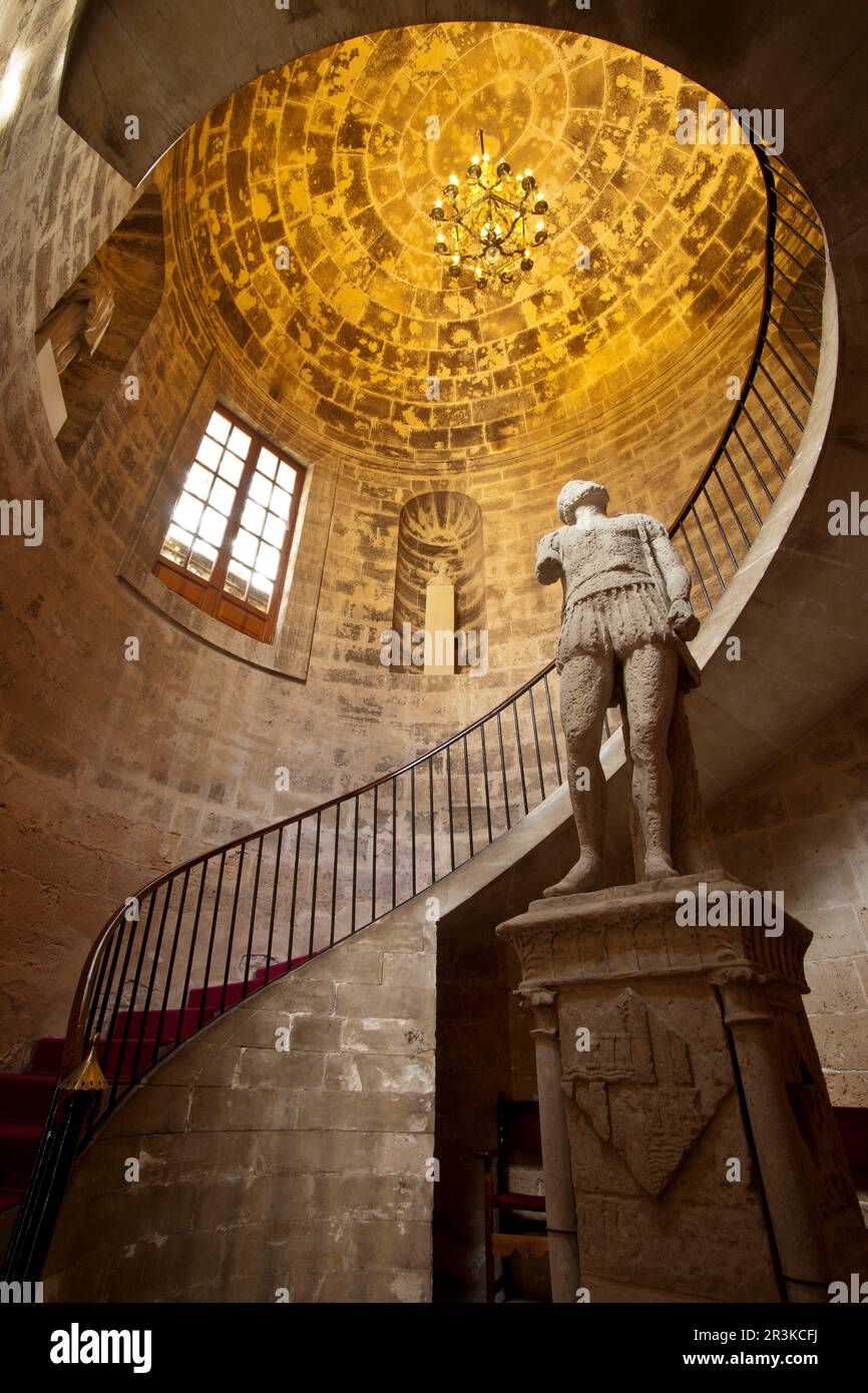 Elíptica Escalera de caracol ,siglo XIX, y estatua del navegante Jaume Ferrer. Consolat de Mar ...