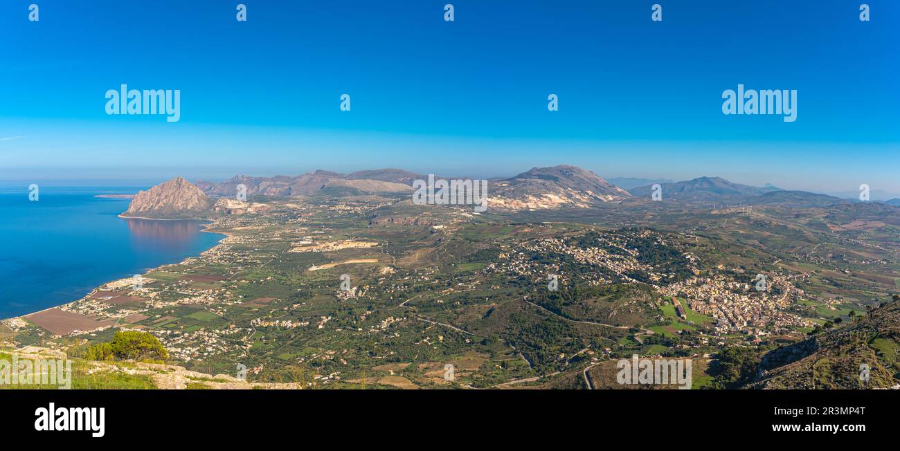 Costa Mediterranea e Baia del Golfo di Bonagia nella Sicilia ...