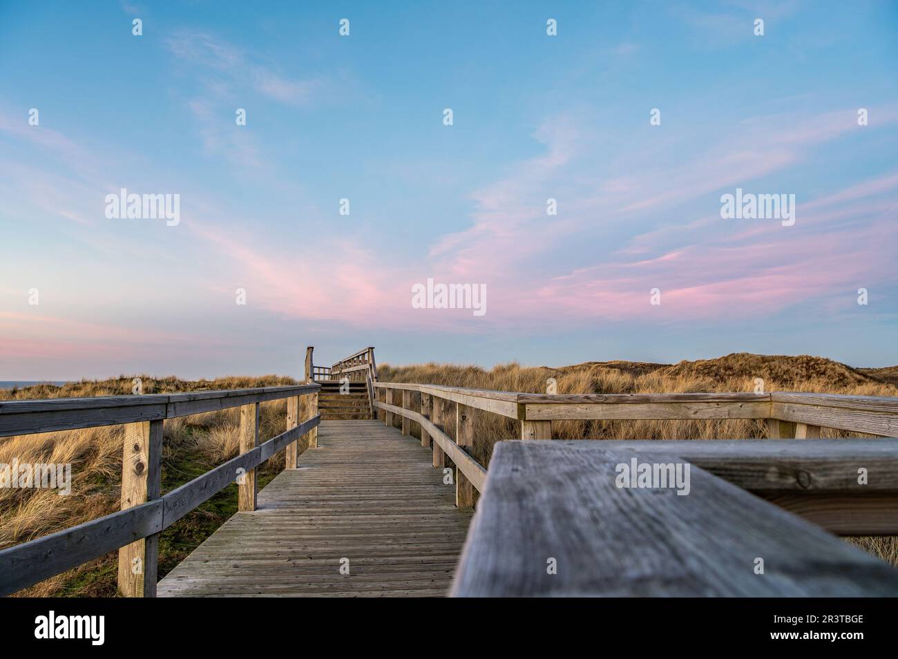 Pontile rosso in legno immagini e fotografie stock ad alta risoluzione ...