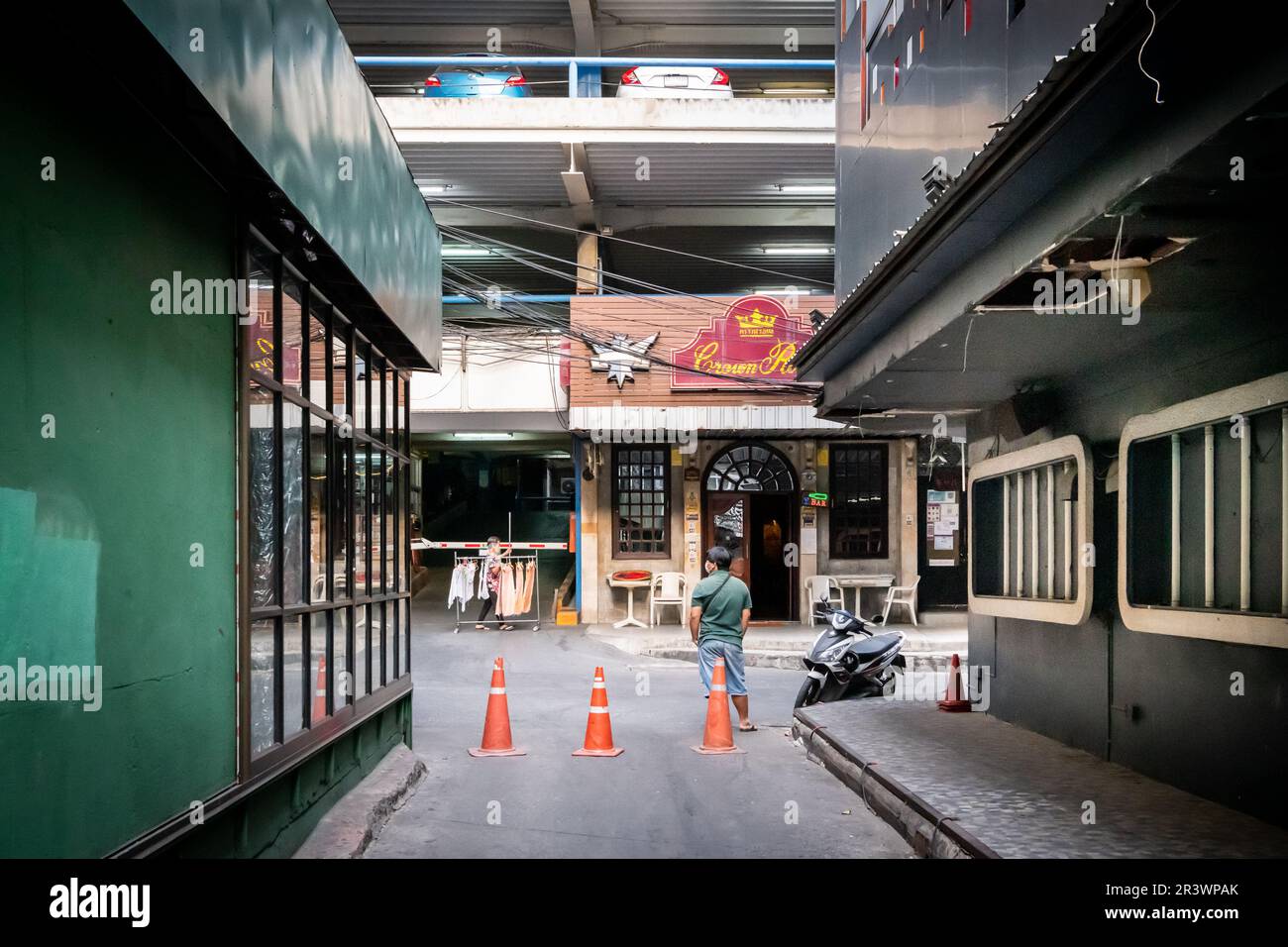 La vista lungo il piccolo vicolo che collega Soi 1 e Soi 2 a Patpong ...