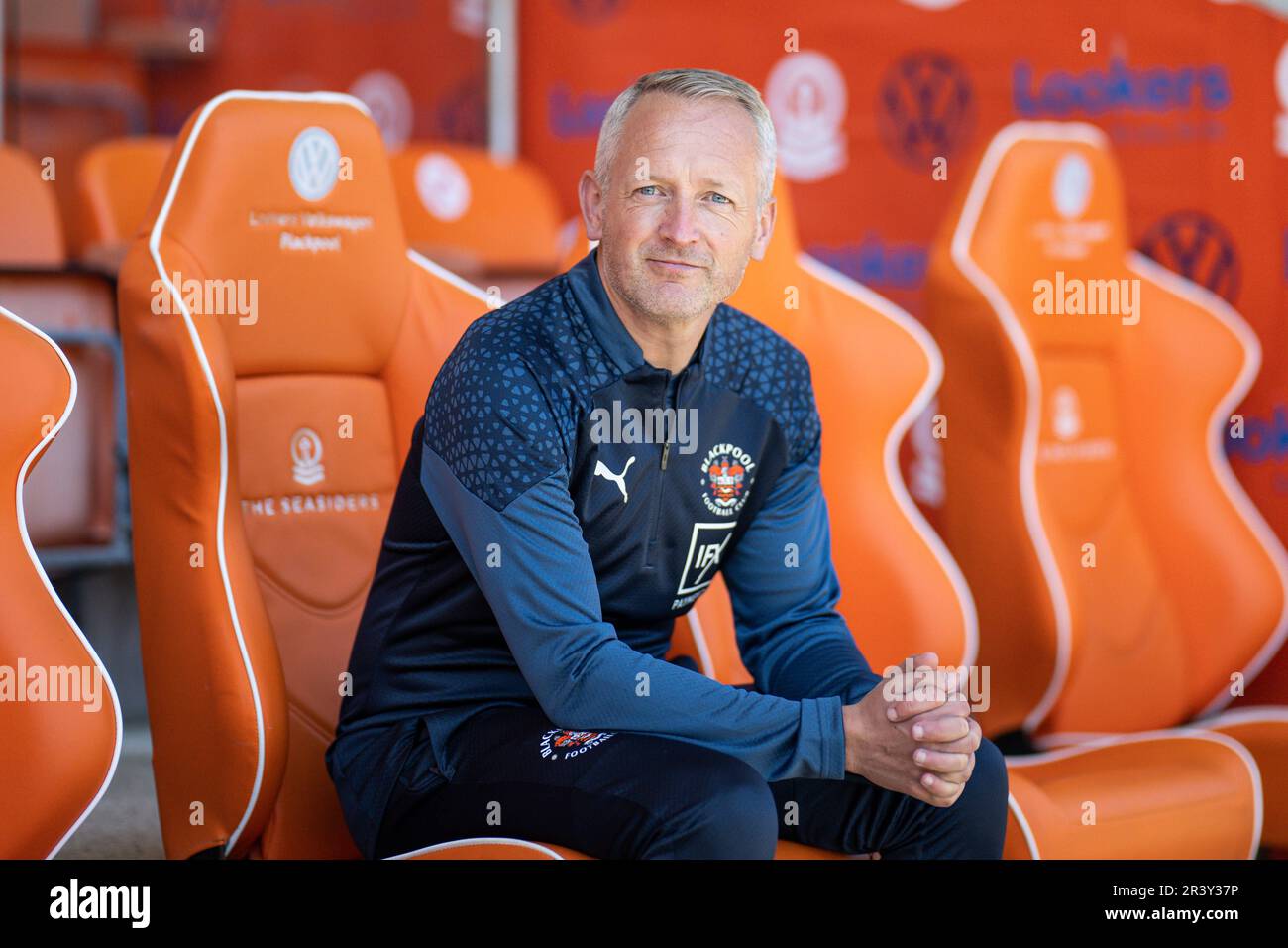 Blackpool riconnomina Neil Critchley come allenatore capo su un ...