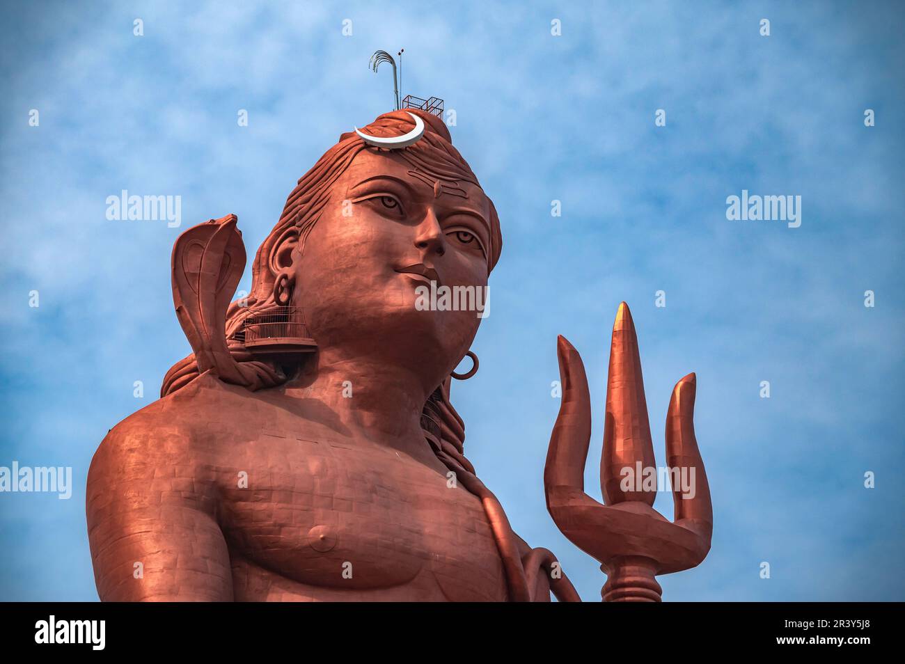 La Statua della fede è una statua del Dio indù Shiva costruito a ...