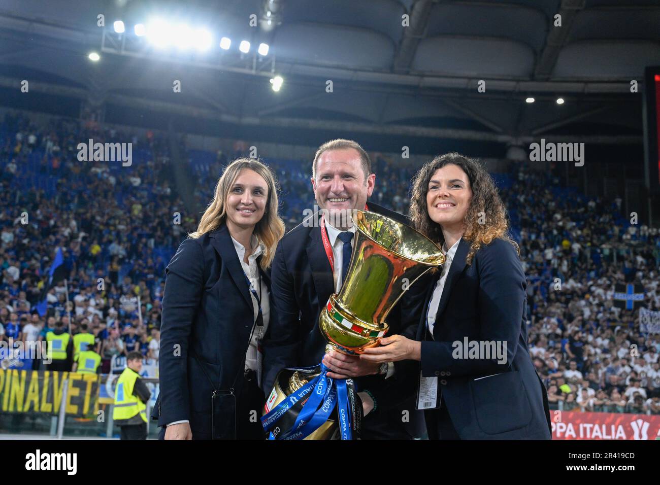 Luigi Crippa e Malvina Dodi di Inter Milan festeggiano con il trofeo dopo aver vinto la finale ...