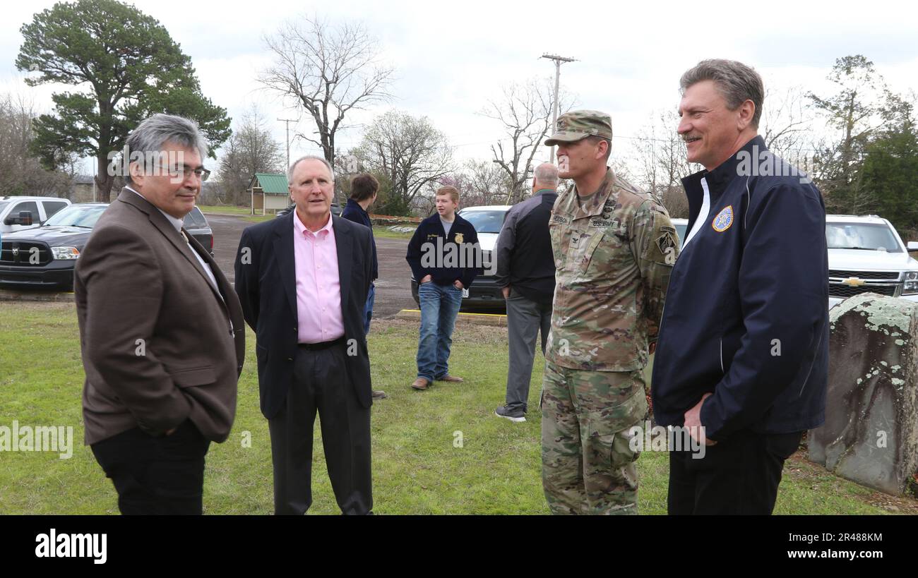 Da sinistra, vice segretario principale dell'esercito per le opere ...
