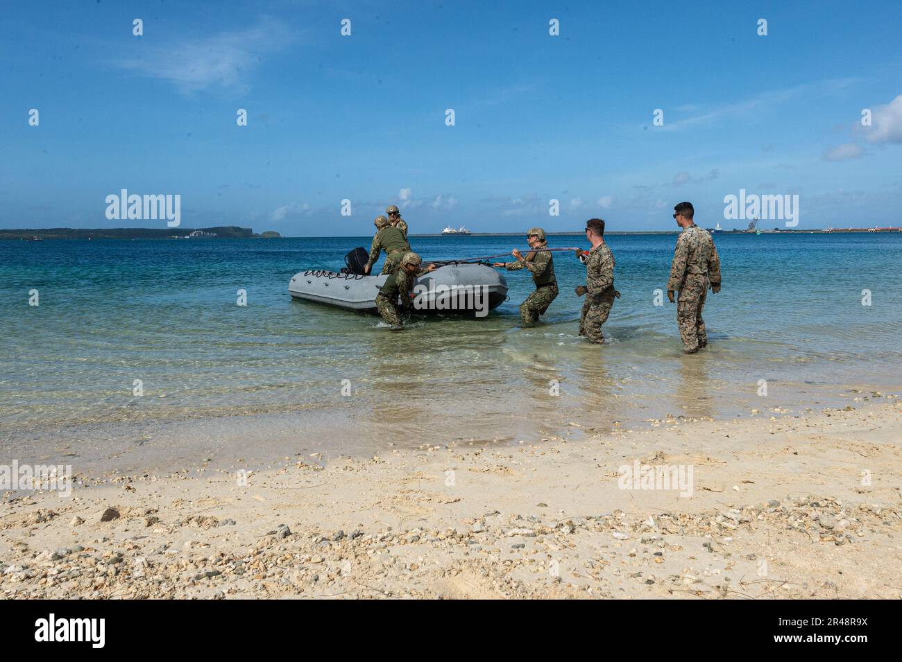 BASE NAVALE GUAM, Santa Rita, Guam (14 febbraio 2023) Navy Cargo ...
