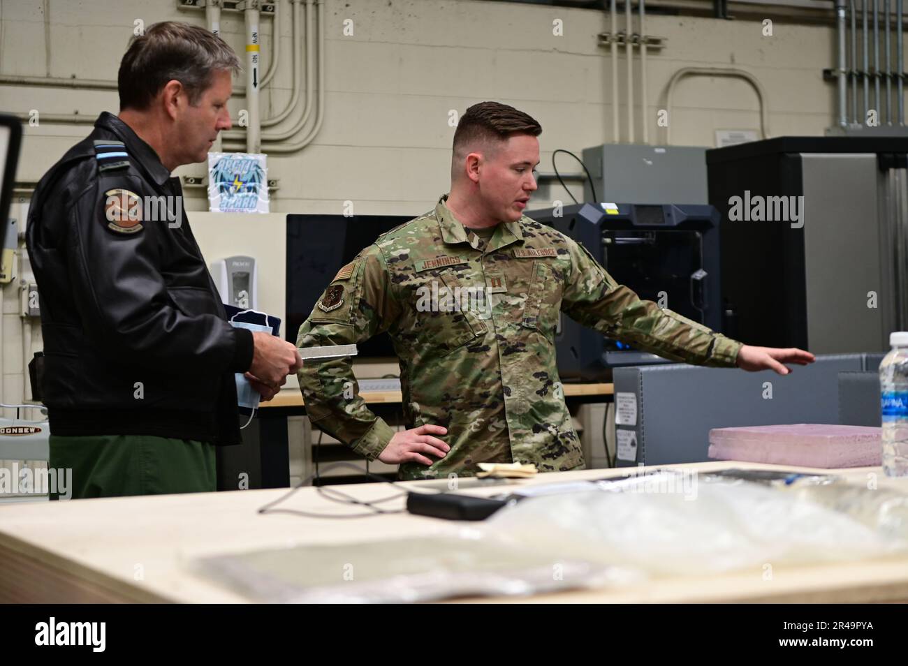 STATI UNITI Benjiman Jennings; Arctic Spark Volontarian; spiega gli ...