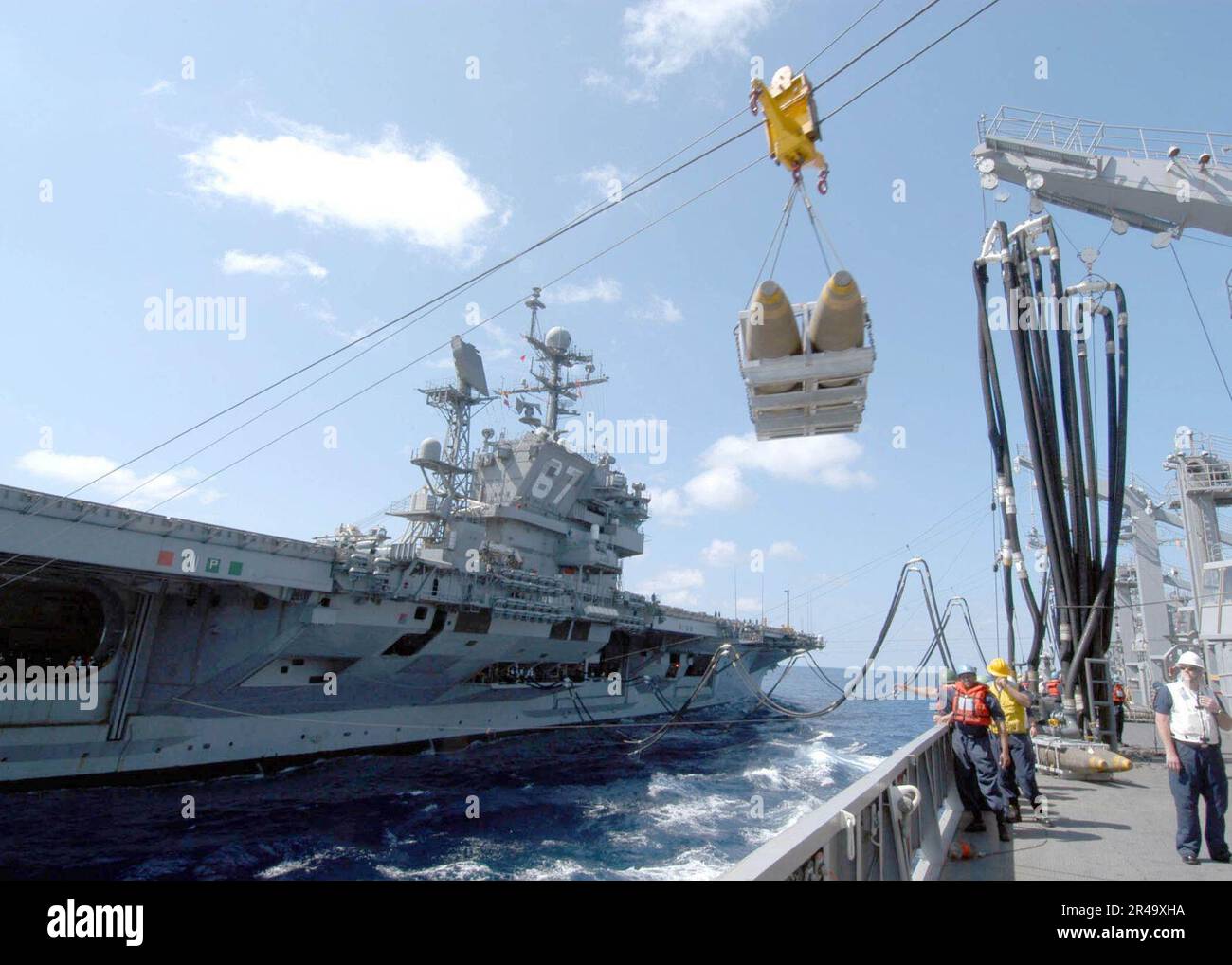 Il personale del reparto US Navy Deck a bordo della nave di supporto al ...