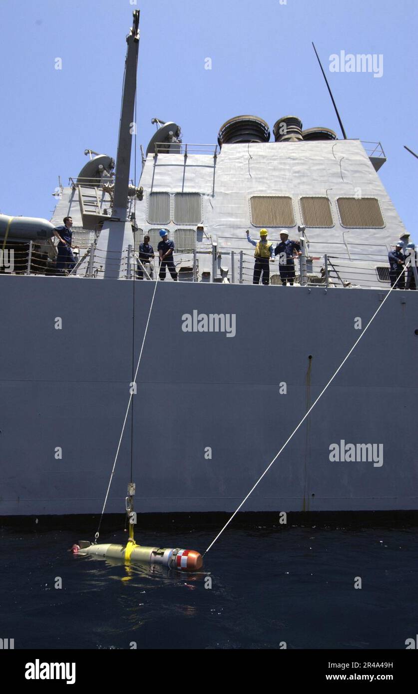 I marinai della US Navy sollevano un Anti-Submarine Warfare (ASW) MK-50 ...