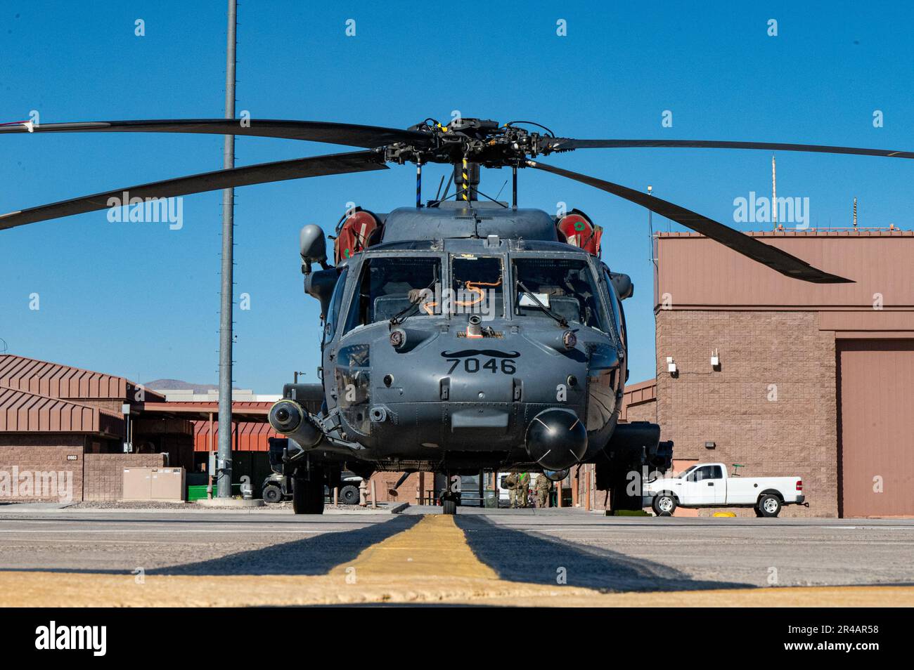 Un falco di nave HH-60G assegnato allo Squadrone di salvataggio 66th ...