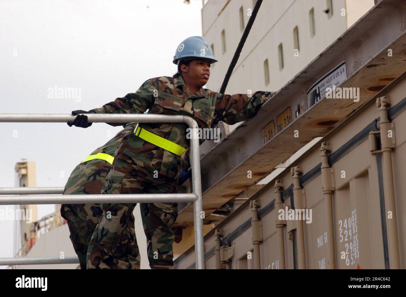 Il magazzino US Navy 2nd Class Lakeym collega una gru a un rimorchio ...