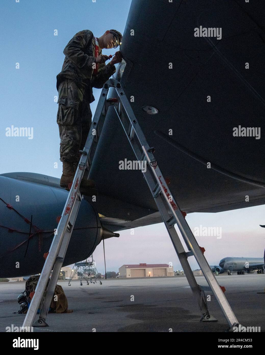 STATI UNITI Air Force Airmen assegnato al 6th Aircraft Maintenance ...