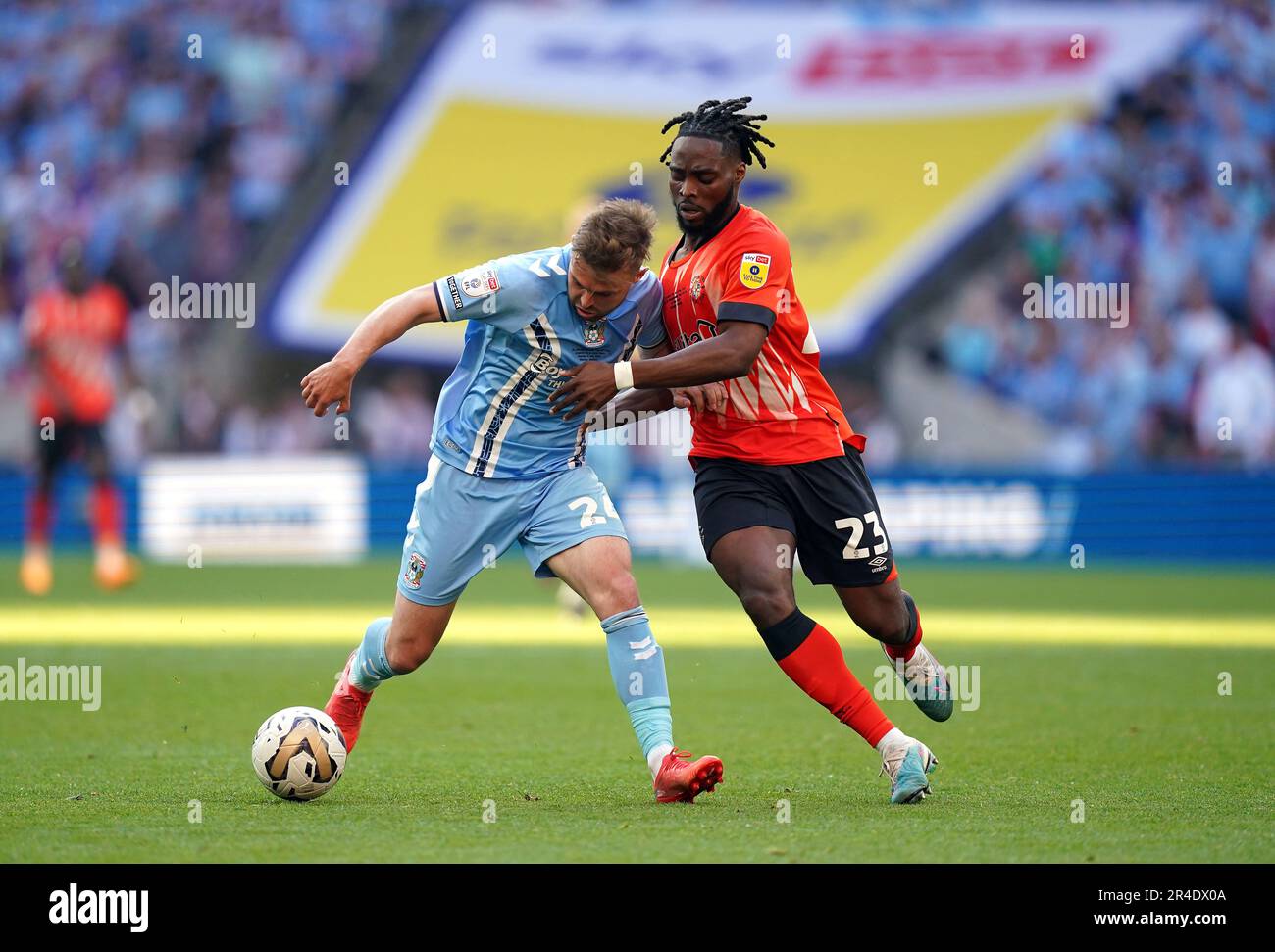 Matthew Godden di Coventry City e Fred Onyedinma (a destra) di Luton ...