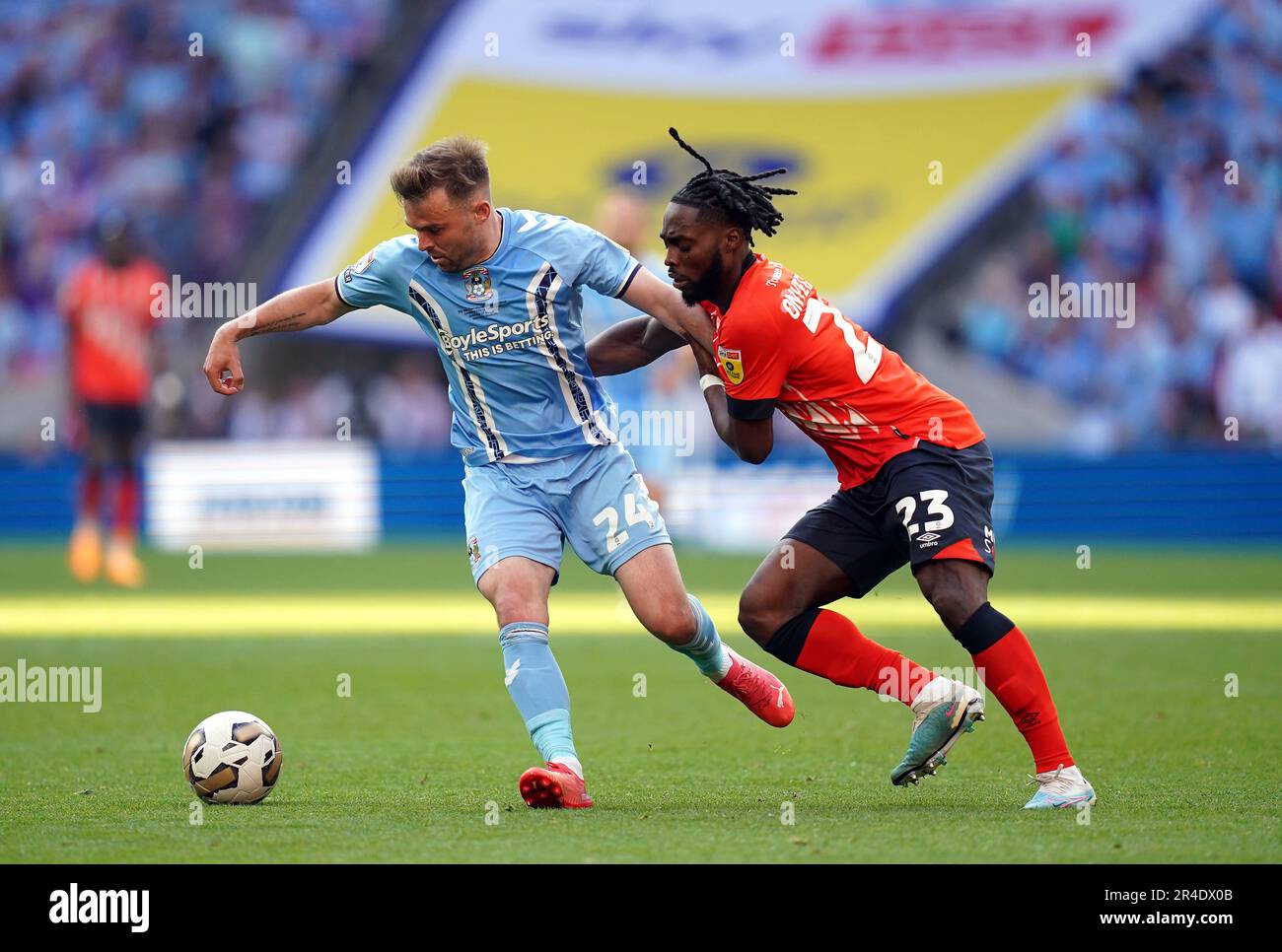 Matthew Godden di Coventry City e Fred Onyedinma (a destra) di Luton ...